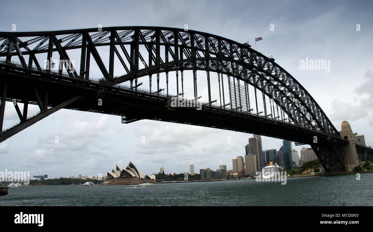 Sydney bridge liner hi-res stock photography and images - Alamy