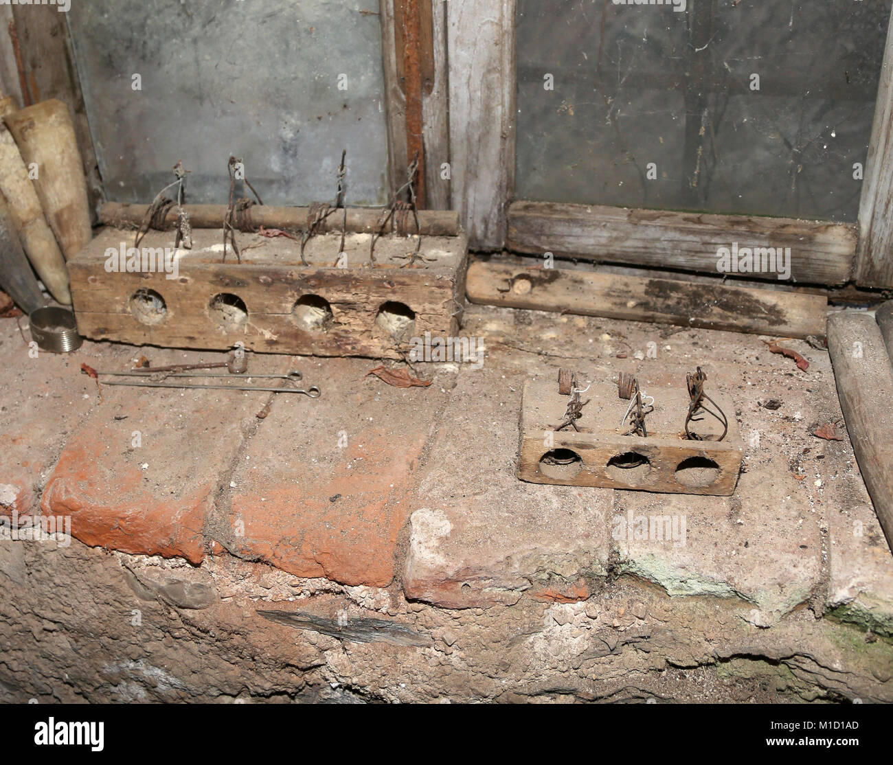 Wooden old mouse trap hi-res stock photography and images - Alamy
