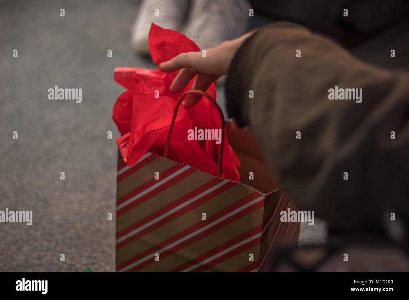 Pulling out the tissue paper hi-res stock photography and images - Alamy