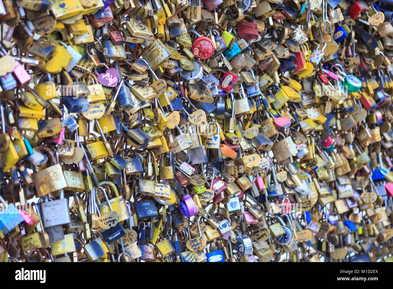 Love locks on Pont Neuf, Île de la Cité, Paris, France Stock Photo - Alamy