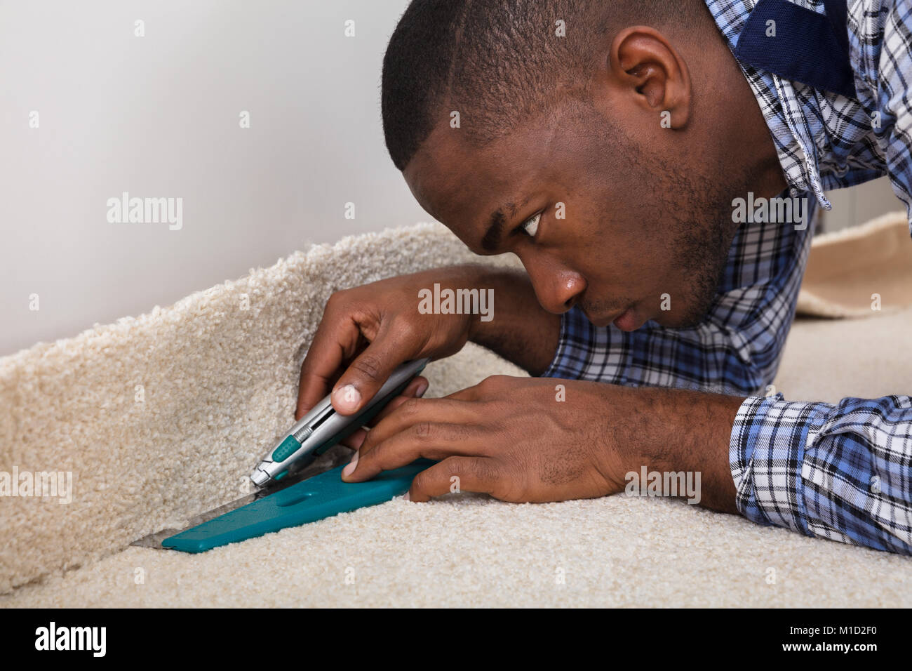 Close-up Of A Craftsman Fitting Carpet On Floor Stock Photo - Alamy