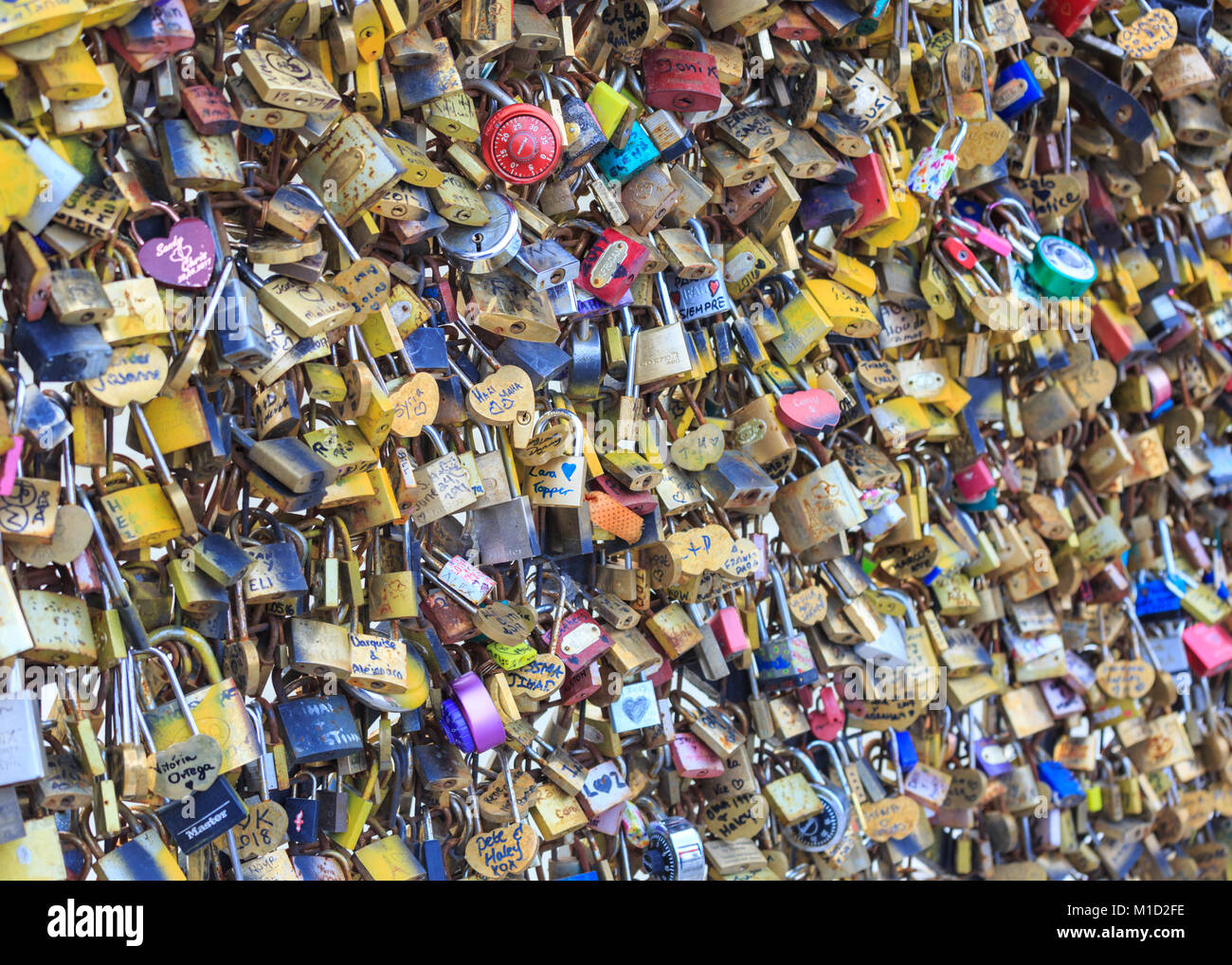 Love locks on Pont Neuf, Île de la Cité, Paris, France Stock Photo - Alamy