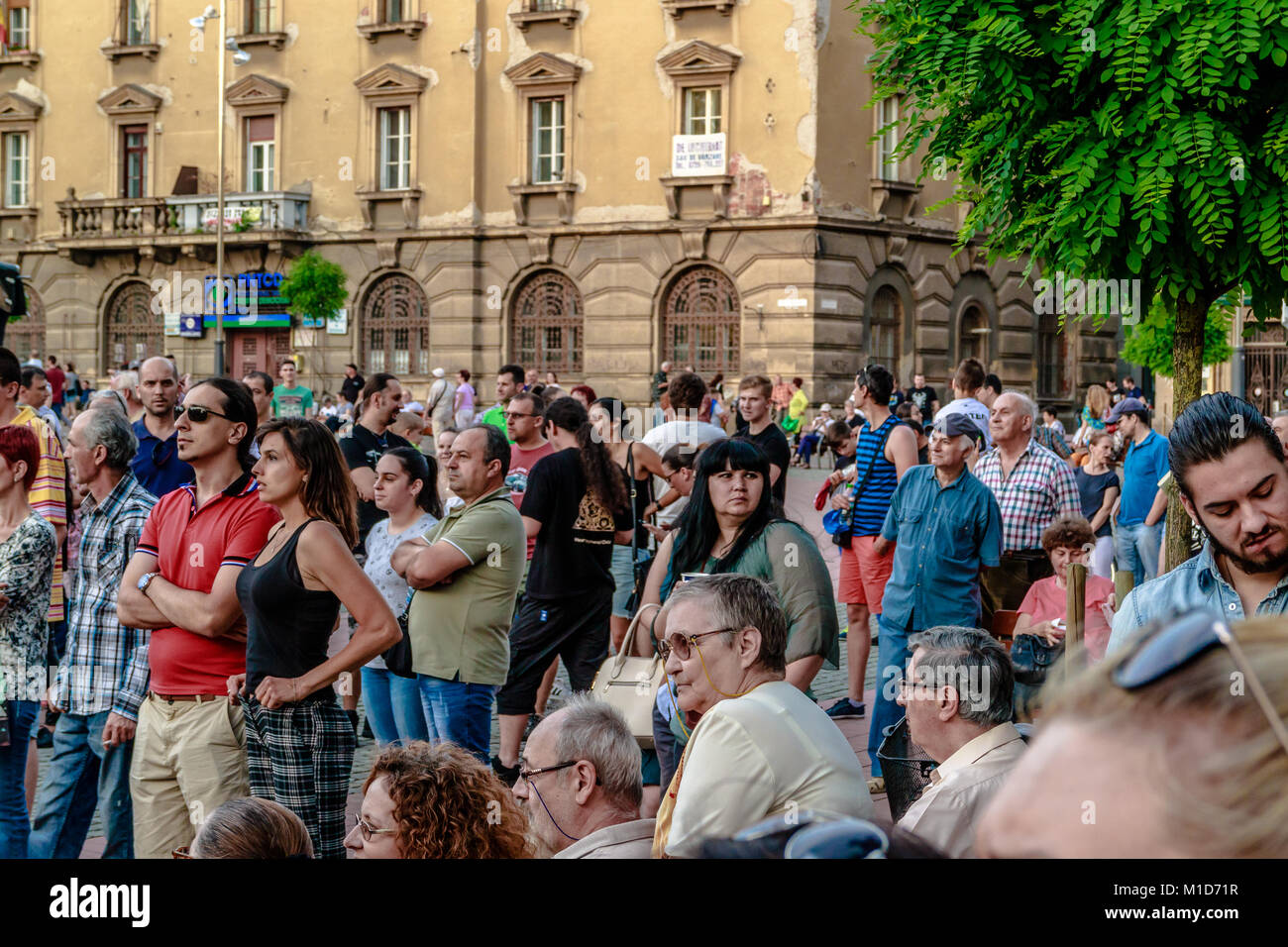 Crowd of people at outdoor concert hi-res stock photography and images ...
