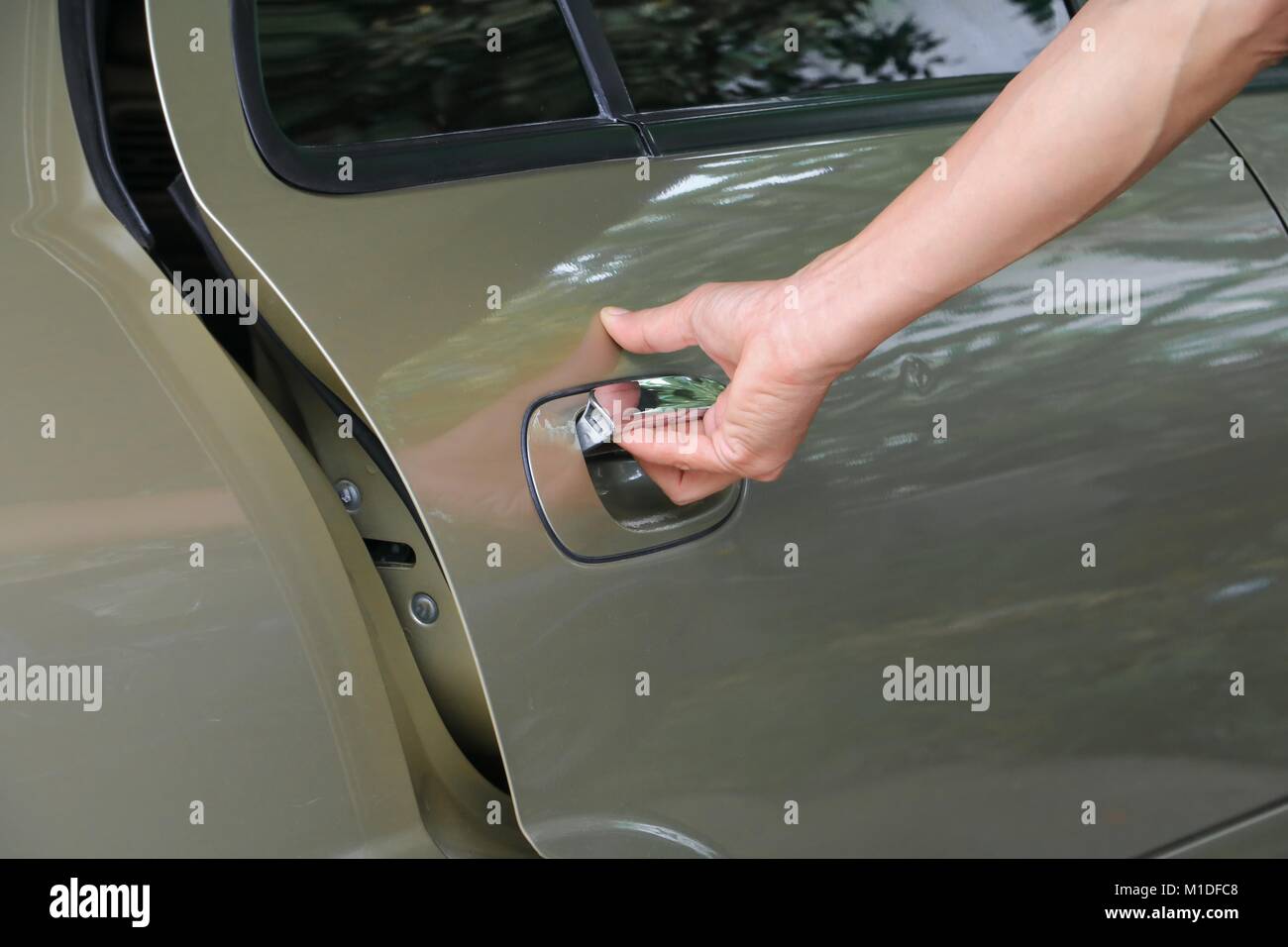 close up of human hand open door of car Stock Photo - Alamy