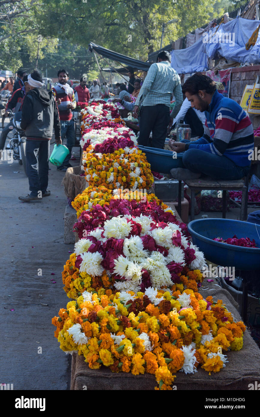 Temples in india with flowers hi-res stock photography and images - Alamy