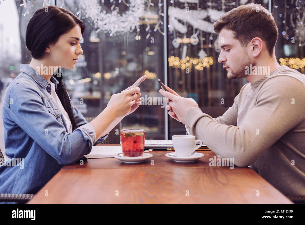 People looking at phones restaurant hi-res stock photography and images ...