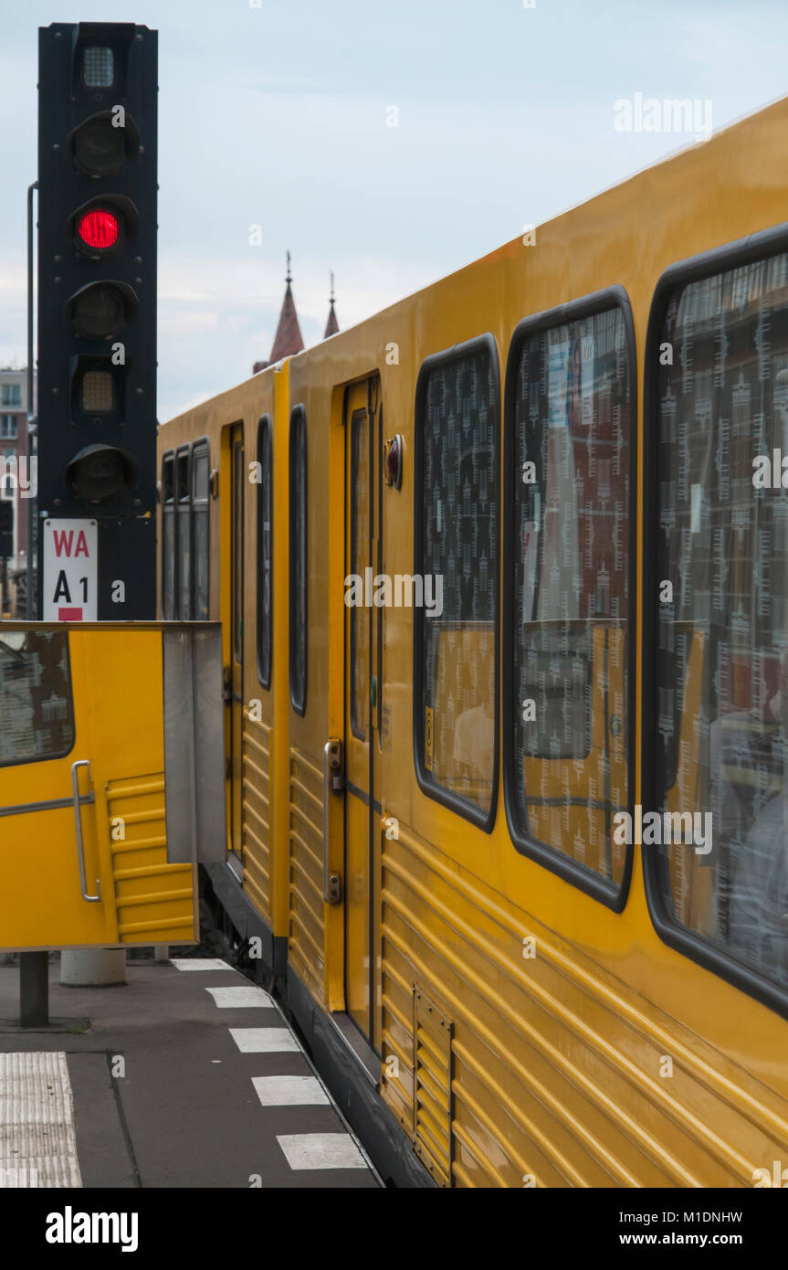 Bvg train door hi-res stock photography and images - Alamy