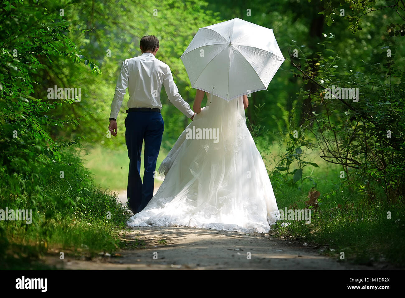 Bride And Groom Back View Stock Photos & Bride And Groom Back View ...