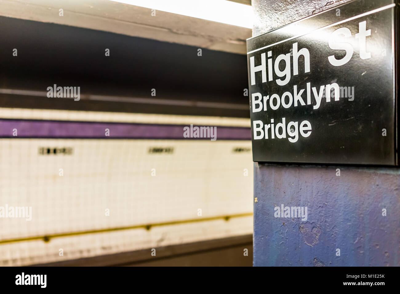 Station platform edge hi-res stock photography and images - Alamy