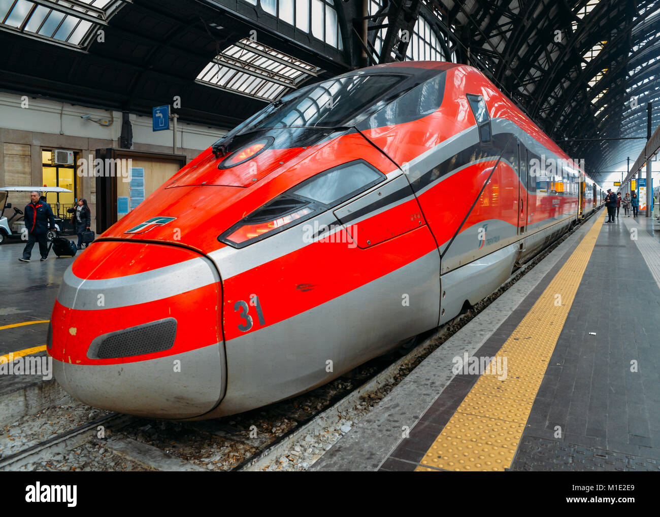 Rete hub hi-res stock photography and images - Alamy