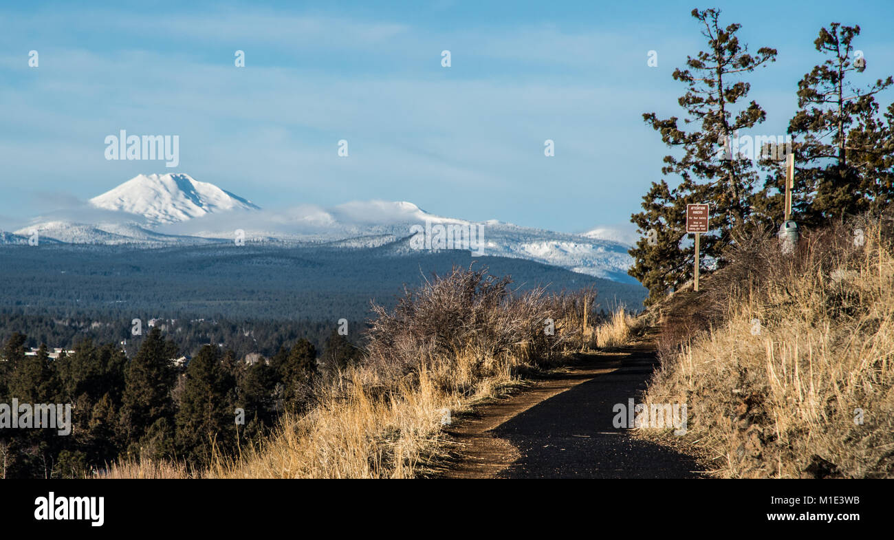 Cascade Mountain range and Bend Oregon Stock Photo - Alamy