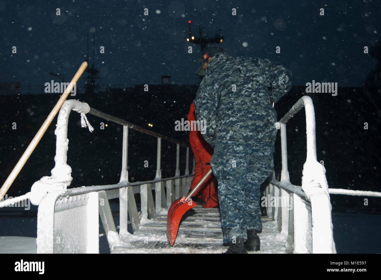 NORFOLK, Va. (Jan. 4, 2017) Duty watch standers aboard USS Harry S ...