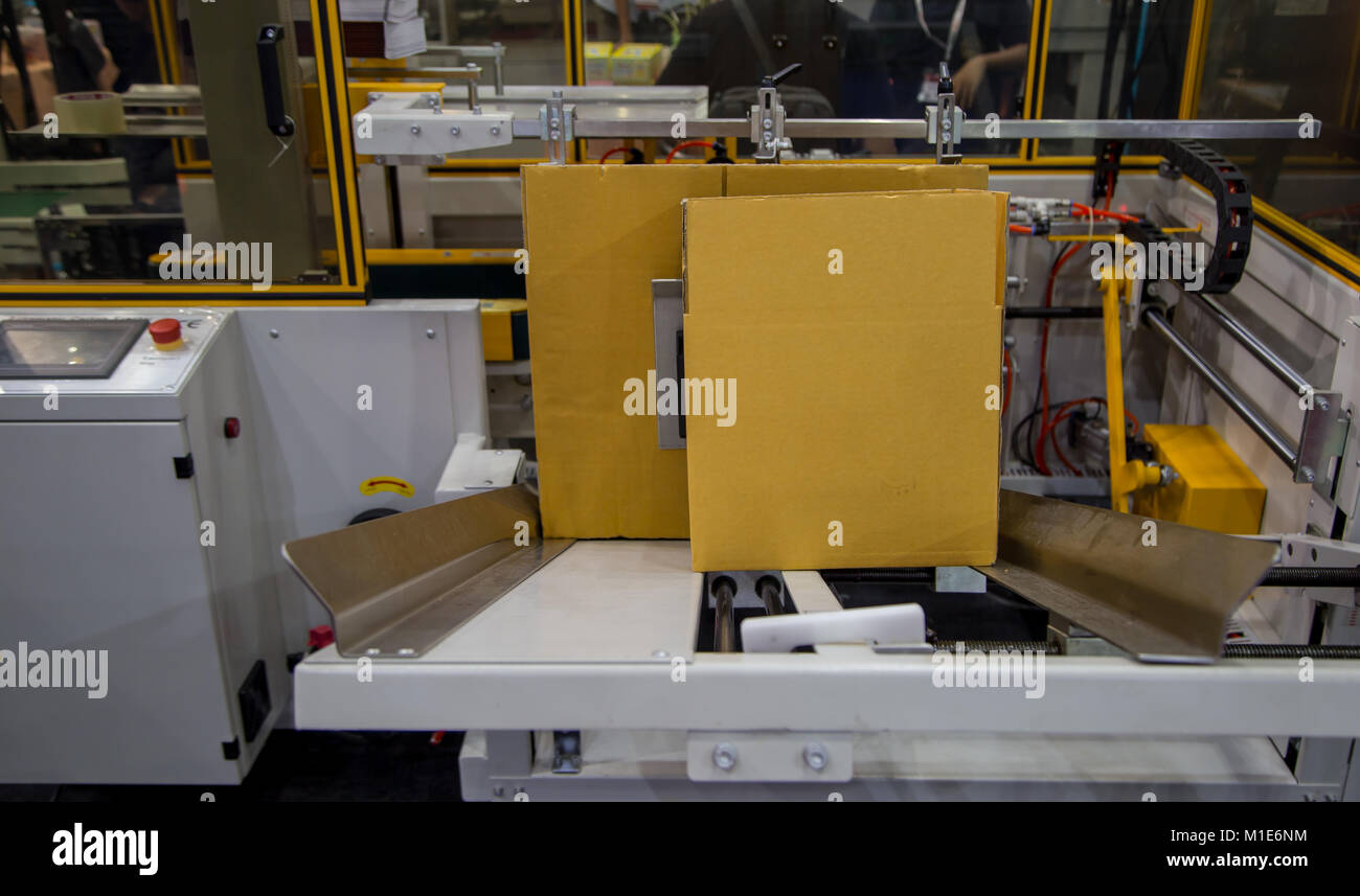 Fully Automatic Carton / Box Erector Machine Stock Photo - Alamy
