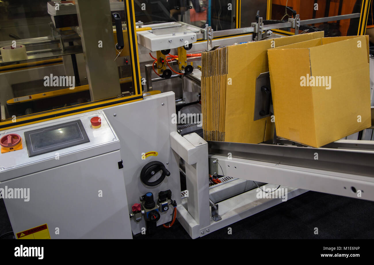Fully Automatic Carton / Box Erector Machine Stock Photo - Alamy