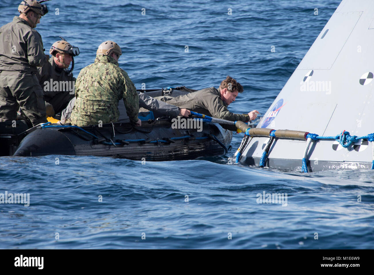 PACIFIC OCEAN, (Jan. 20, 2018) U.S. Navy divers assigned to Explosive ...