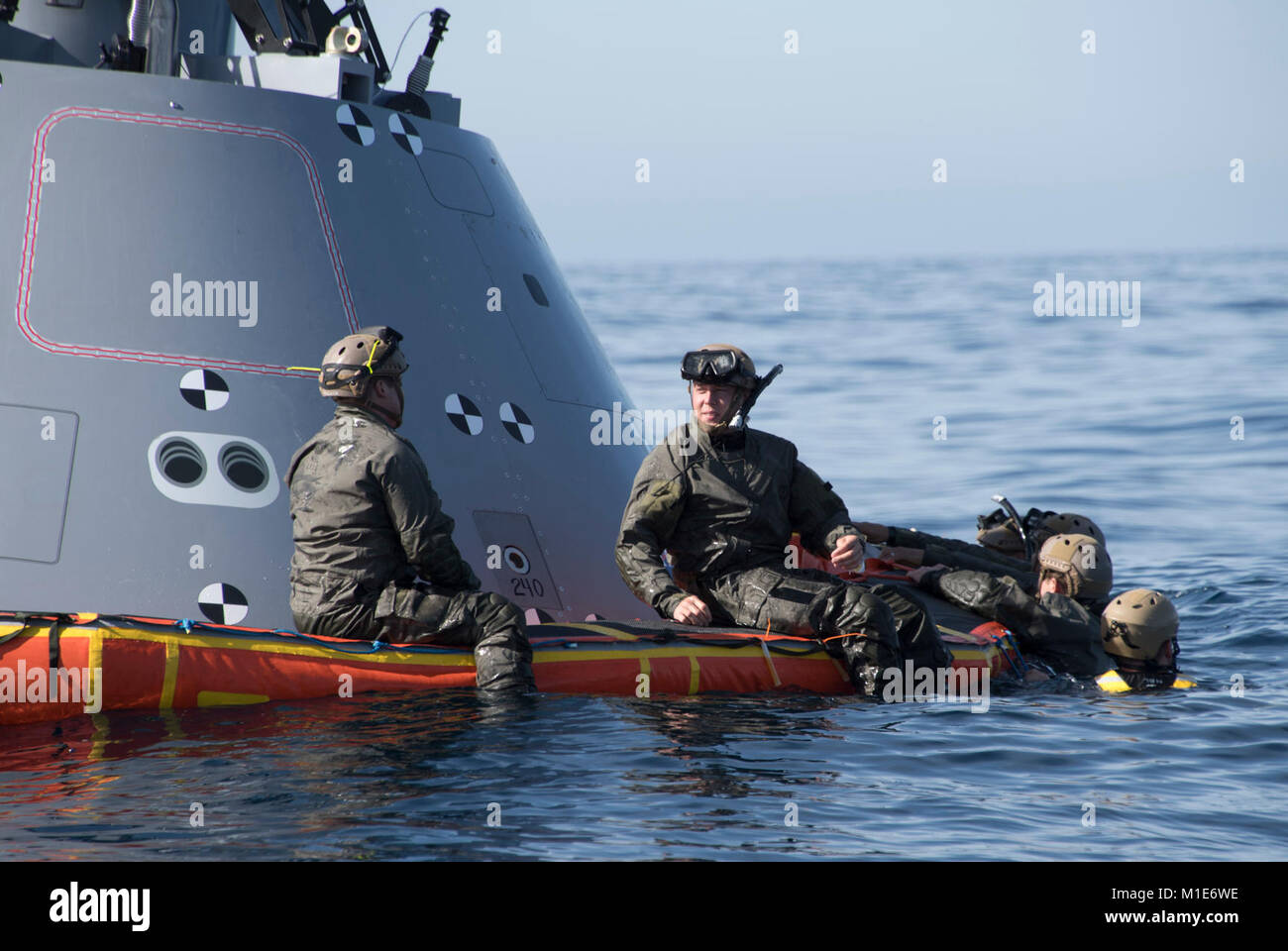 PACIFIC OCEAN, (Jan. 20, 2018) U.S. Navy divers assigned to Explosive ...