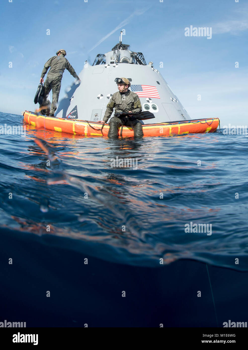 PACIFIC OCEAN, (Jan. 20, 2018) U.S. Navy divers assigned to Explosive ...