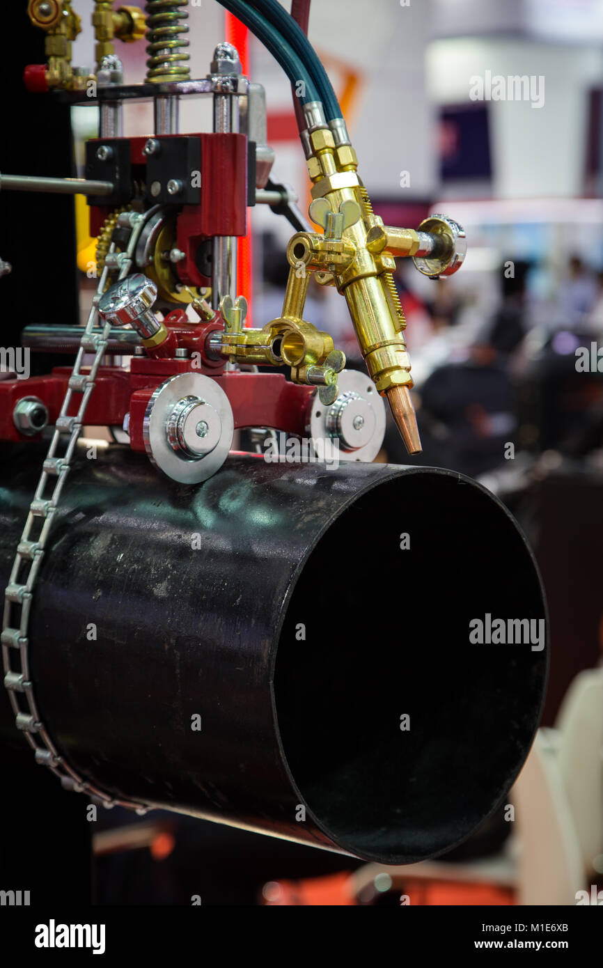 Hand pipe cutting manual machine operate on big pipe Stock Photo - Alamy