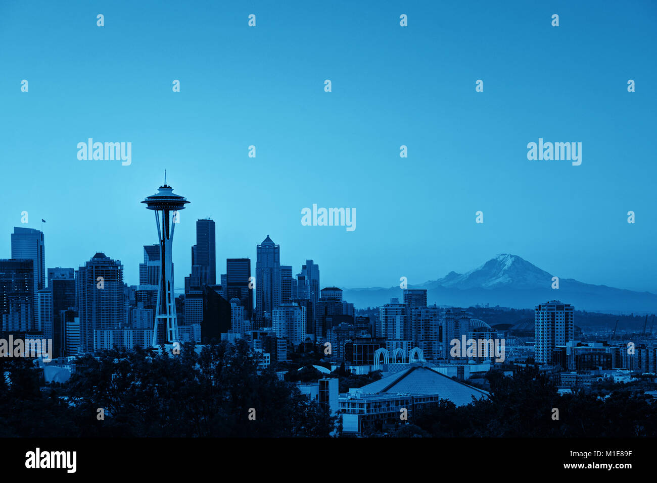 Seattle city skyline with Mt Rainier at sunset with urban office ...