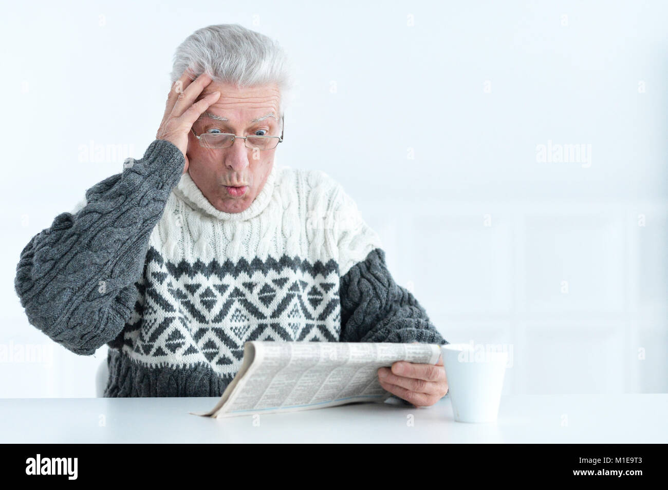 Senior man reading Stock Photo - Alamy