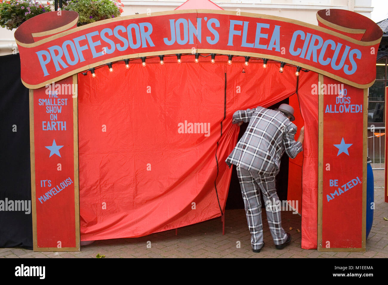Circus sideshows hi-res stock photography and images - Alamy
