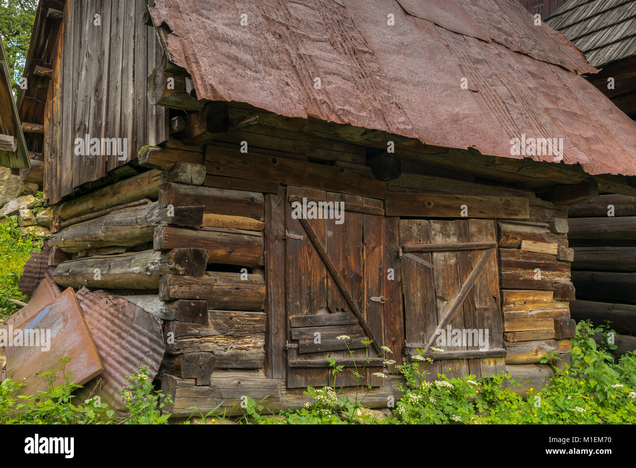 The old shack behind the house Stock Photo - Alamy