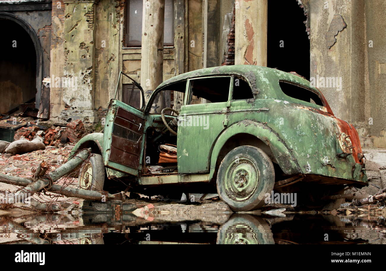 Car ruins hi-res stock photography and images - Alamy