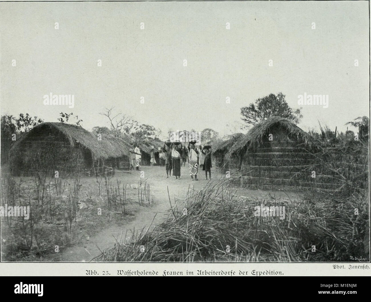 'Am Tendaguru' (1912) documents the German expedition to Tendaguru in ...