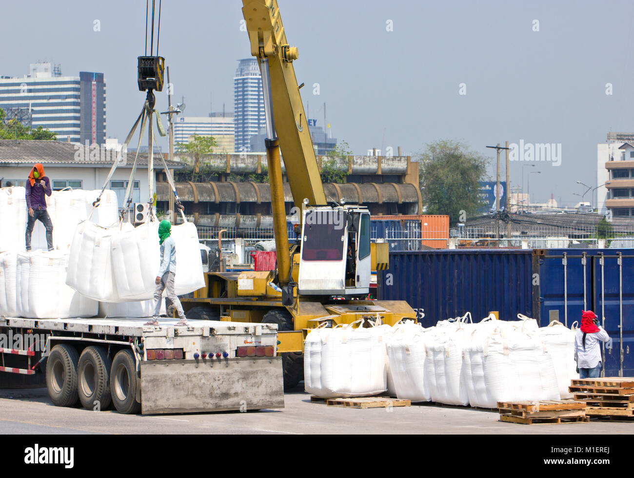 Work in large cargo port hi-res stock photography and images - Alamy