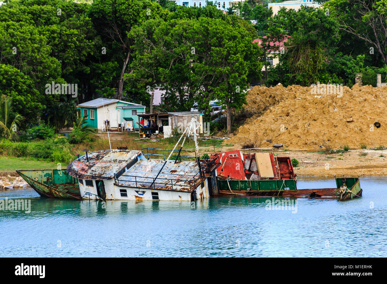 Smashed boats hi-res stock photography and images - Alamy