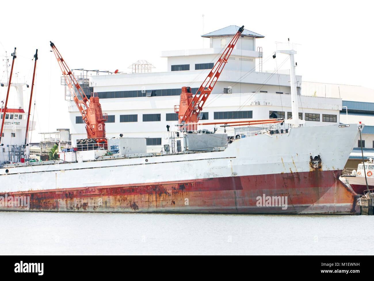 Machine harbour sea crane passage hi-res stock photography and images ...