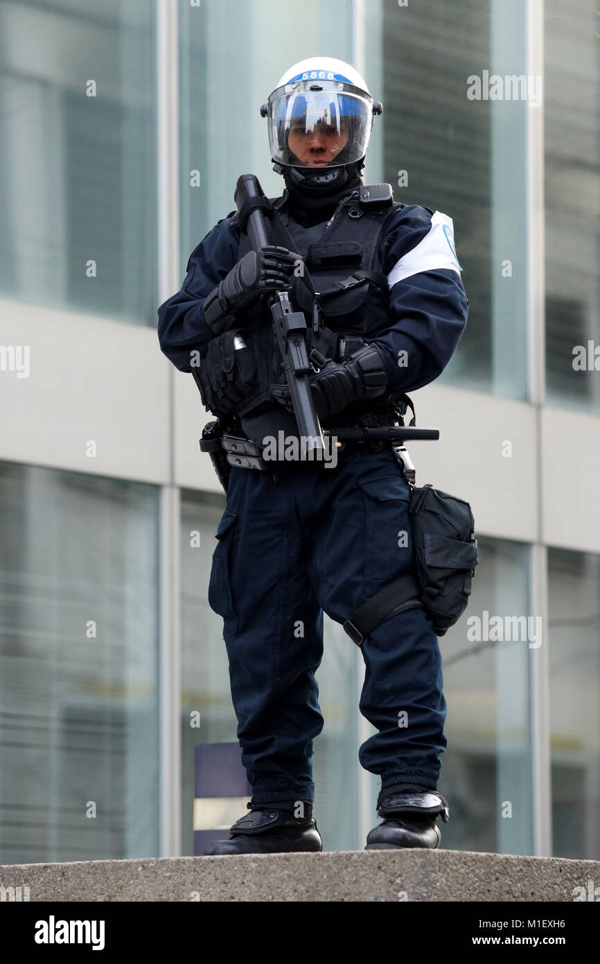 Riot gear hi-res stock photography and images - Alamy
