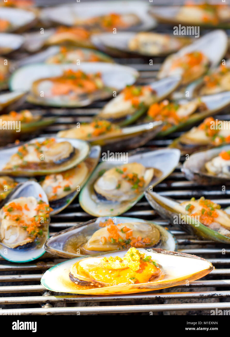 Green Mussel (Perna viridis) on the grill Stock Photo - Alamy
