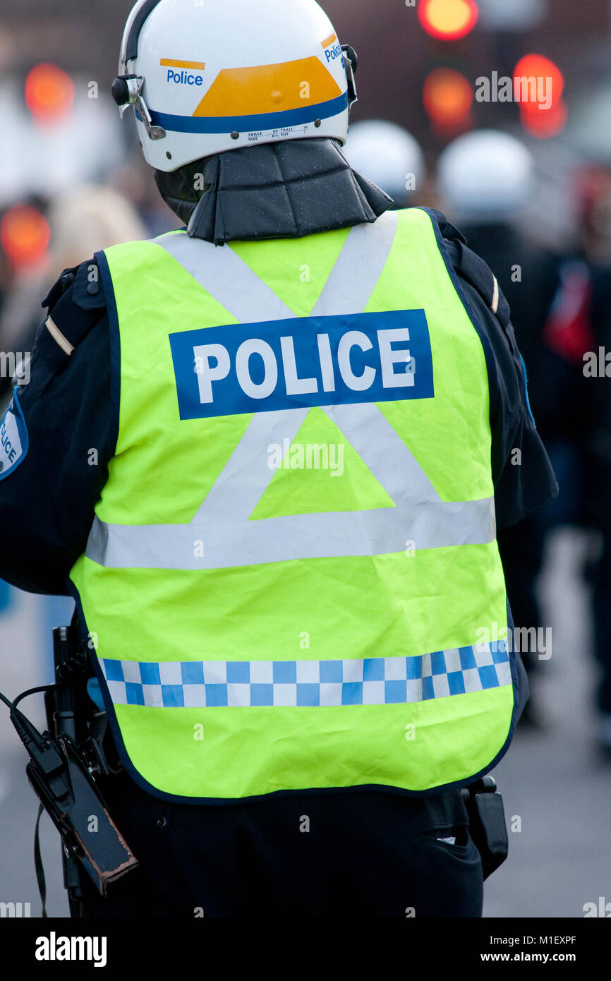 Crime police crowd watching hi-res stock photography and images - Alamy