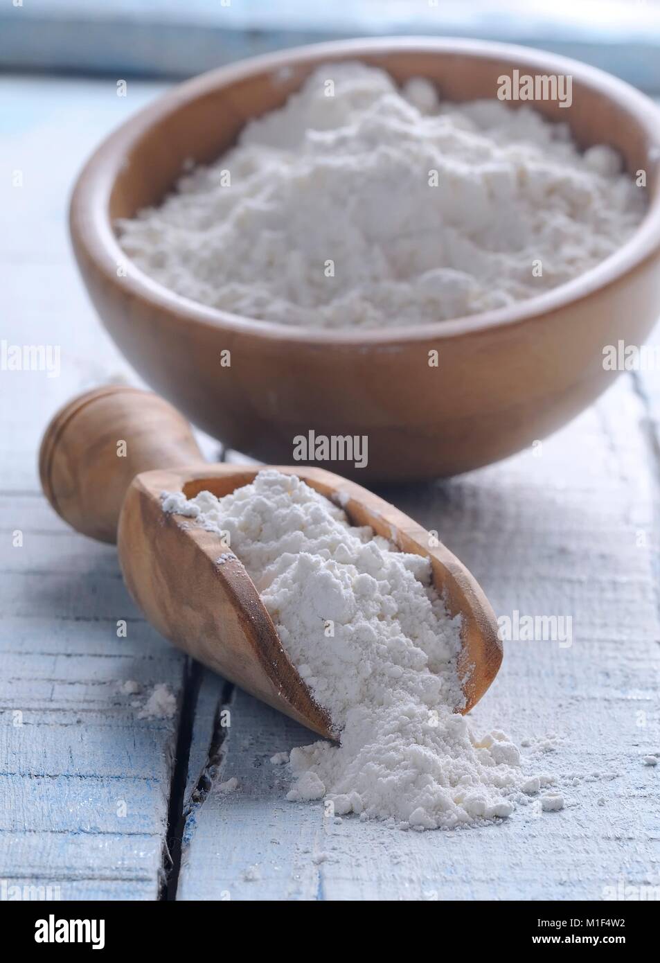 Whole wheat flour in wooden bowl hi-res stock photography and images ...
