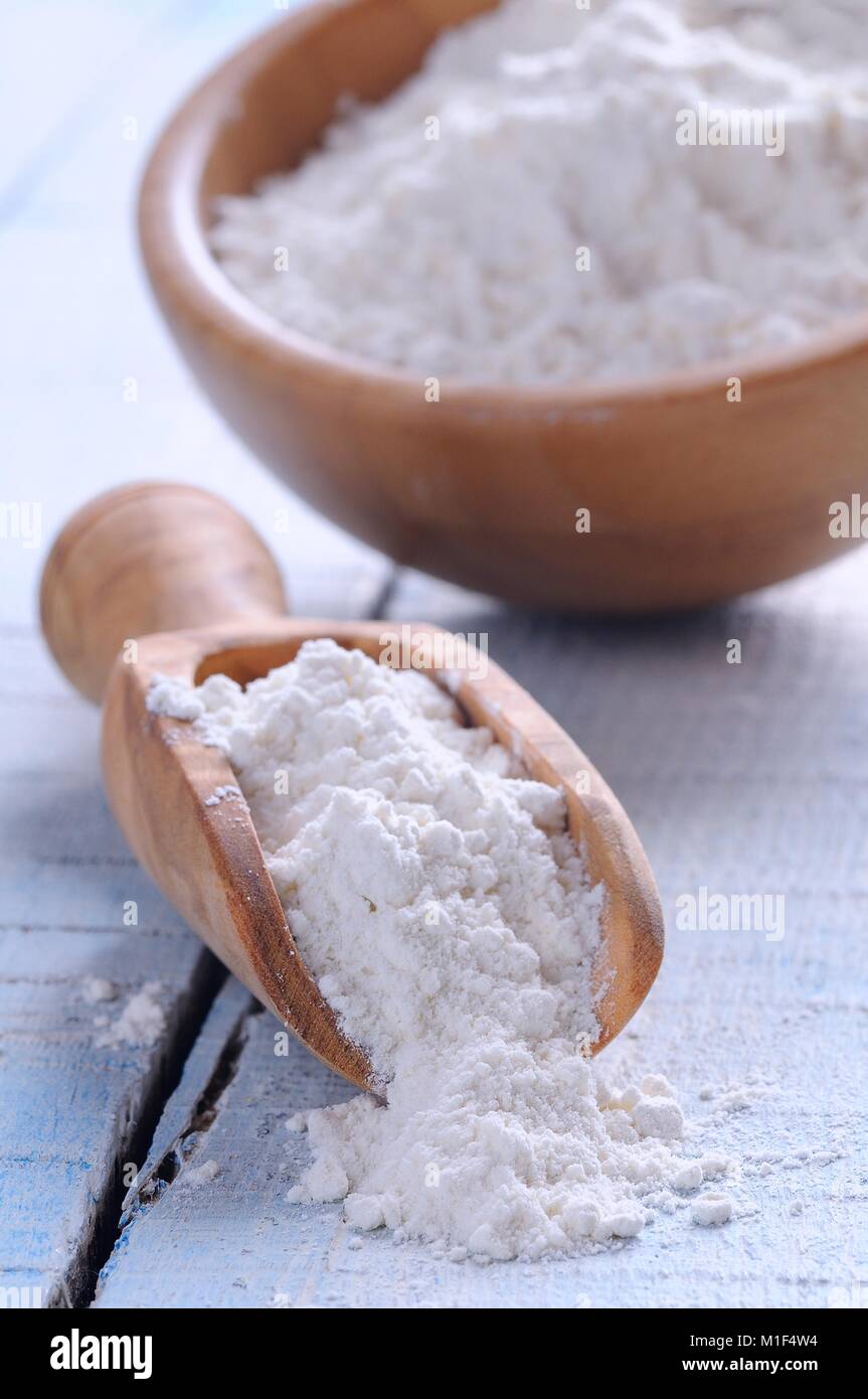Whole wheat flour in wooden bowl hi-res stock photography and images ...