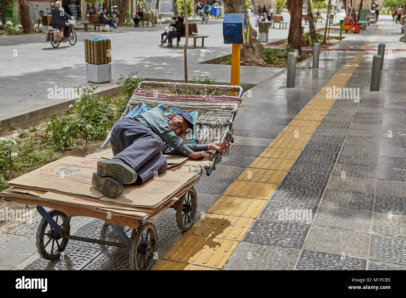 Elderly handcart hi-res stock photography and images - Alamy