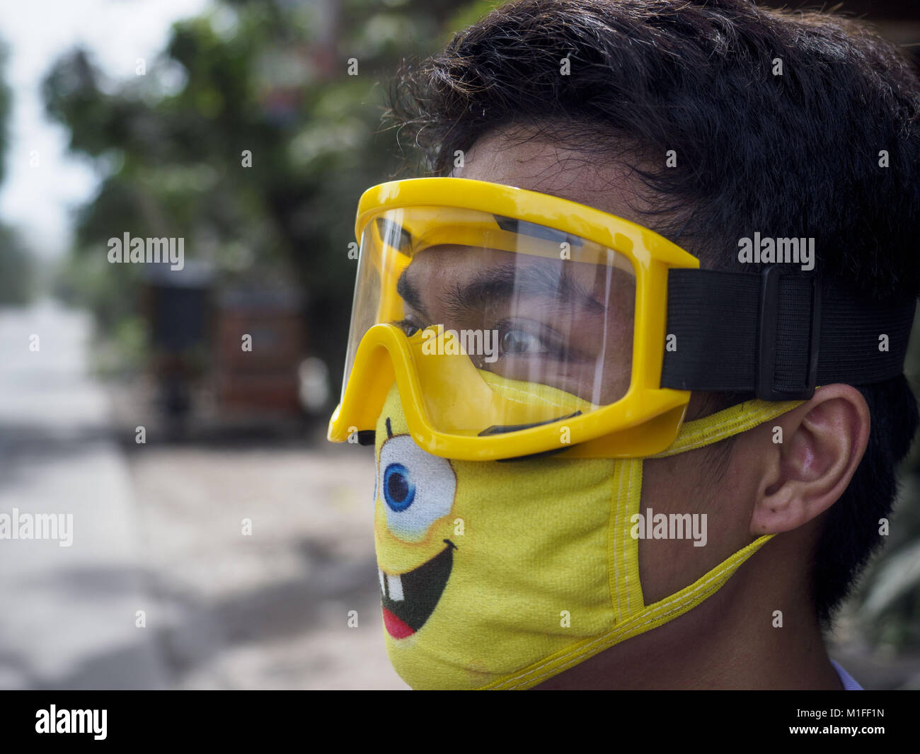 Guinobatan, Albay, Philippines. 30th Jan, 2018. A man wearing a face ...