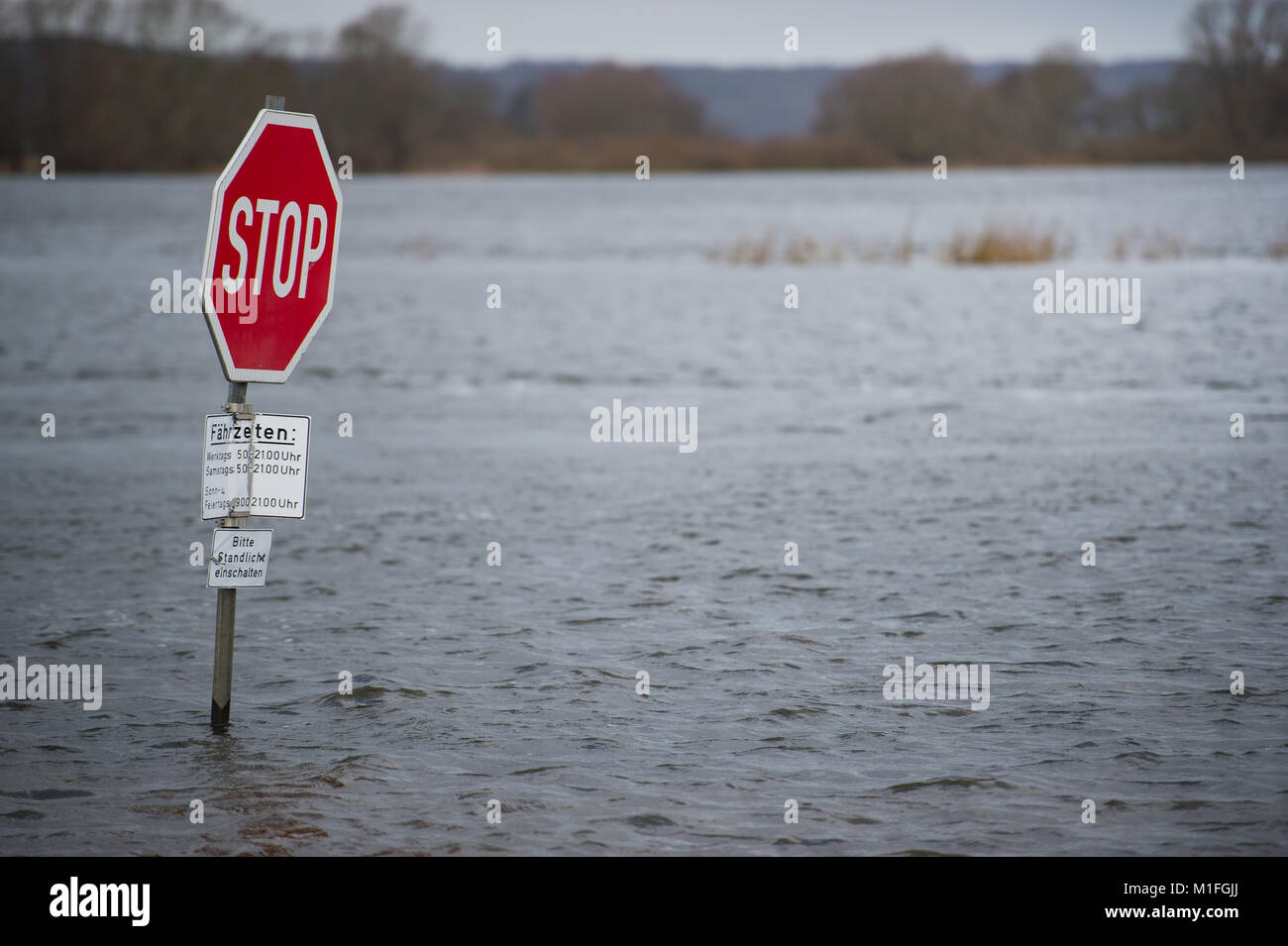 Darchau, Germany. 30th Jan, 2018. Signs at a morring standing under the waters of the Elbe river ...