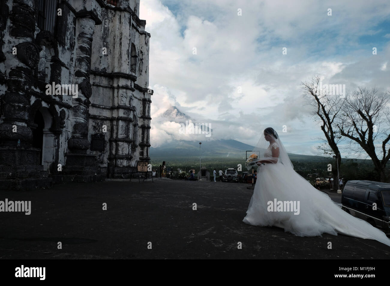 Mayon volcano wedding hi-res stock photography and images - Alamy