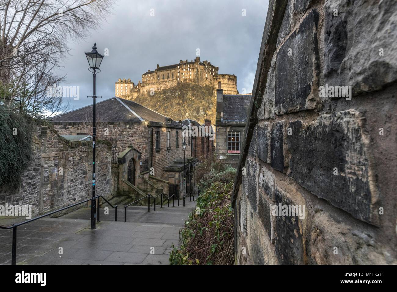 Clouds over edinburgh castle hi-res stock photography and images - Alamy