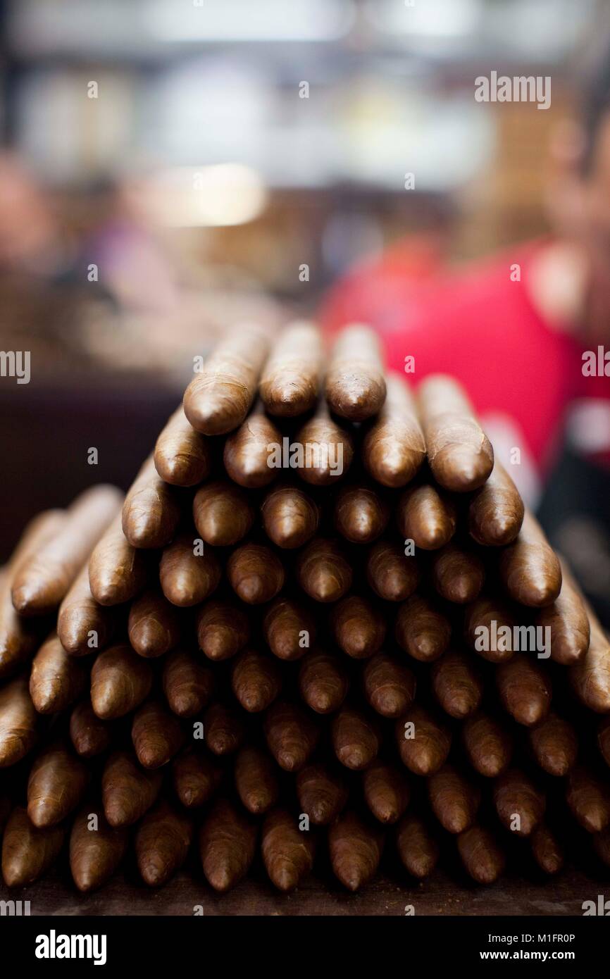 Best cigars in the world hi-res stock photography and images - Alamy