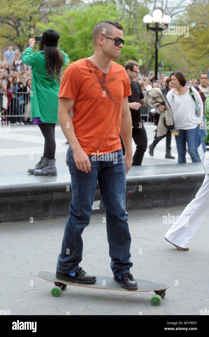 Dead set tv show hi-res stock photography and images - Alamy