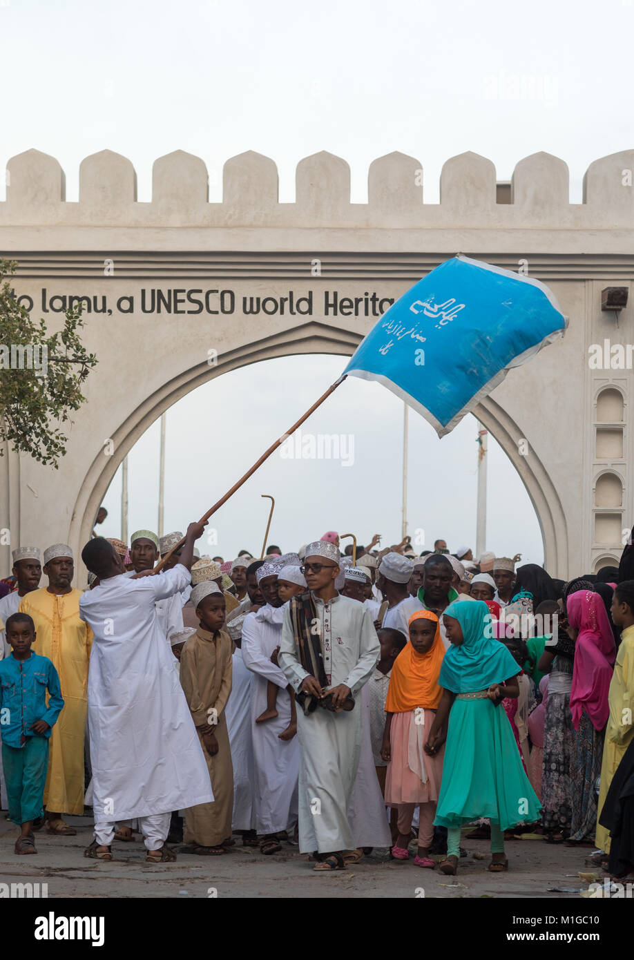 Sunni muslim people parading in front of the town gate during the ...