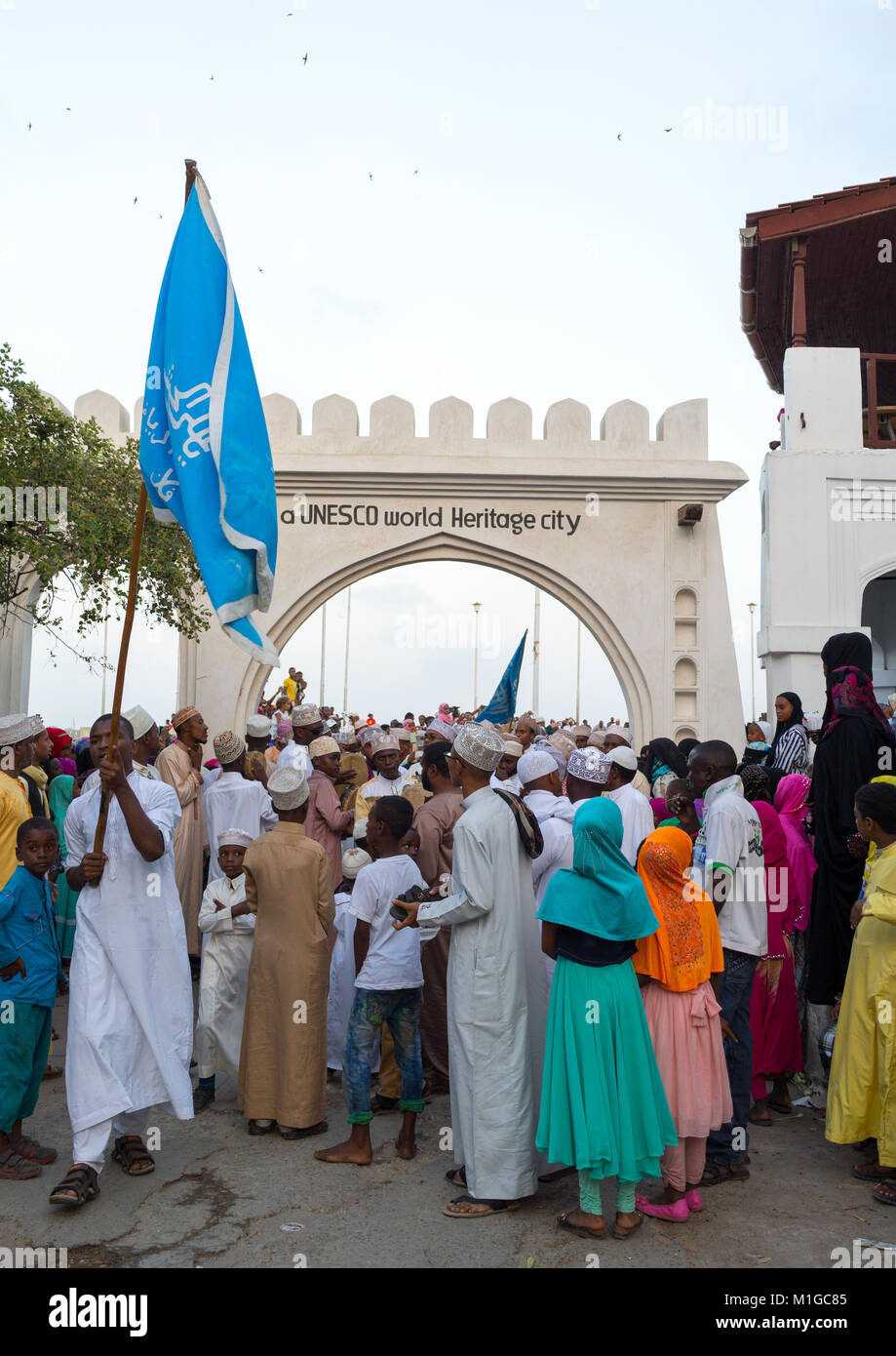 Sunni muslim people parading in front of the town gate during the ...