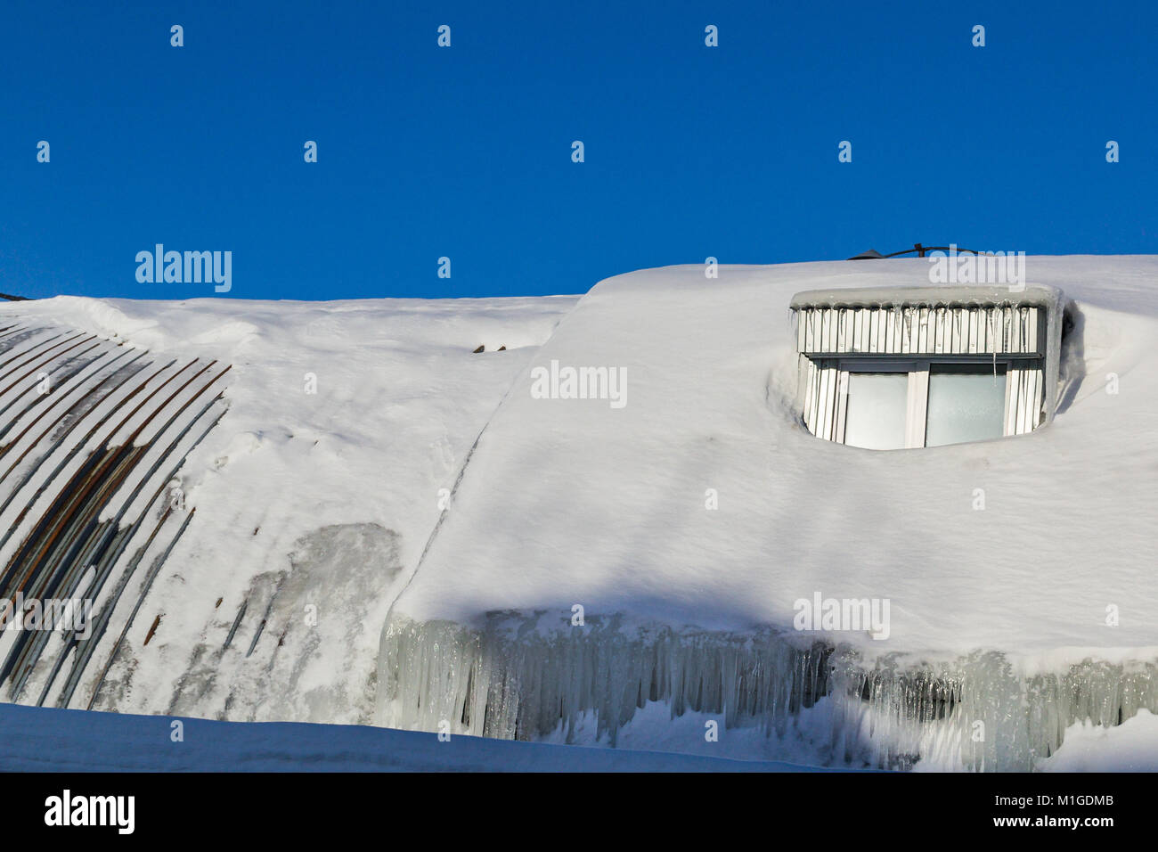 House buried under snow hi-res stock photography and images - Alamy