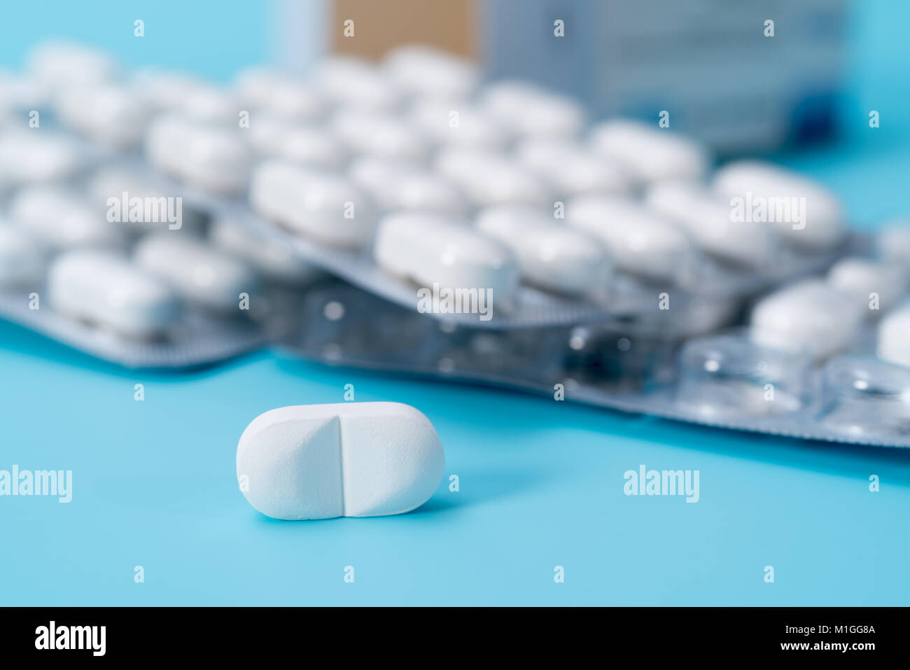 closeup white medicine capsules Stock Photo - Alamy