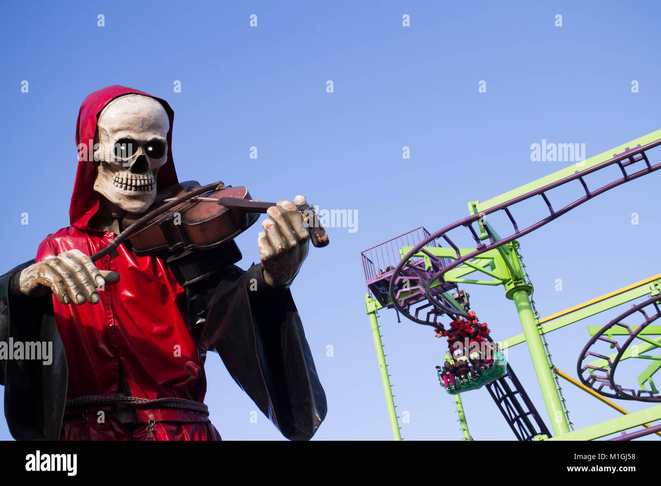 Skeleton playing violin hi-res stock photography and images - Alamy