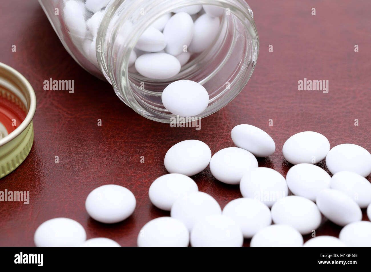 Red pill bottle hi-res stock photography and images - Alamy