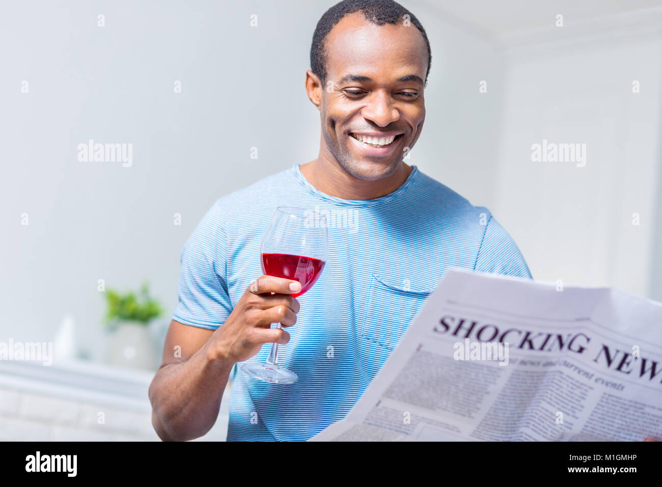 Man reading newspaper article hi-res stock photography and images - Alamy